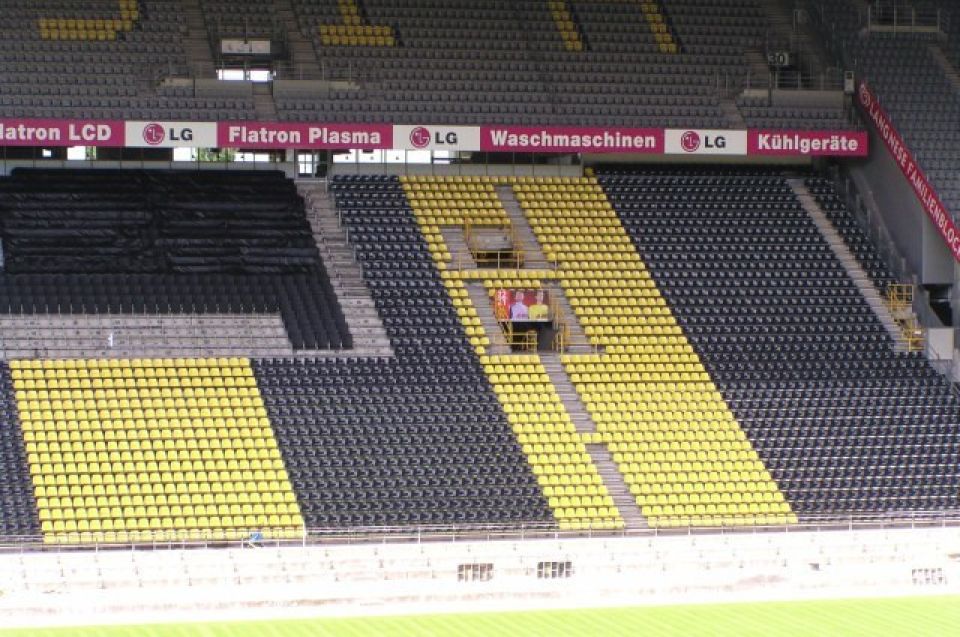 ...einer Gemeinschaft von BVB Fans auf der Westtribüne: "Es ist Heimat ...