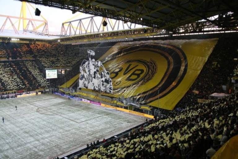 Choreografie zum 100. Geburtstag von Borussia Dortmund