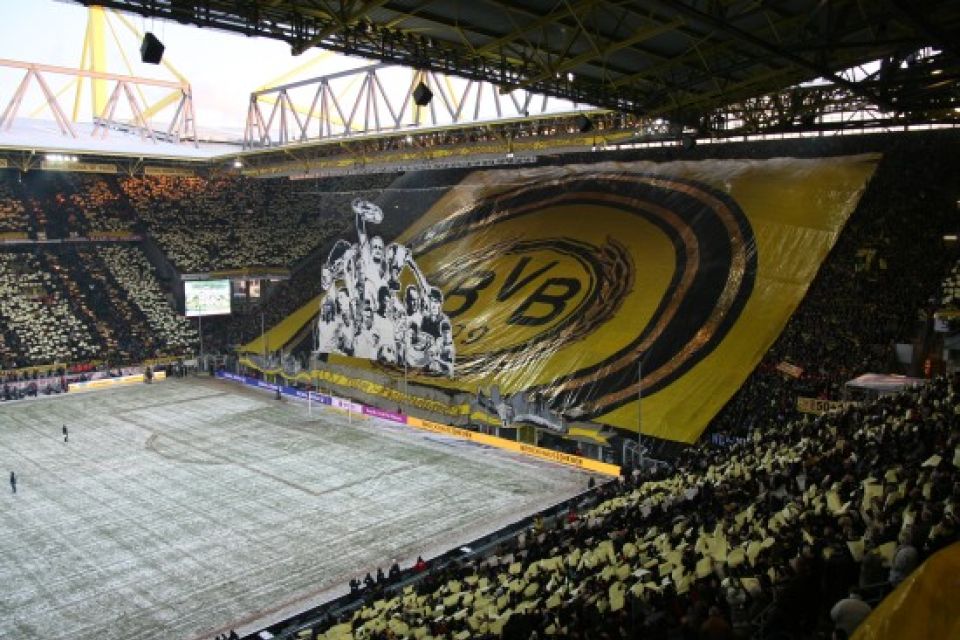 Choreografie zum 100. Geburtstag von Borussia Dortmund