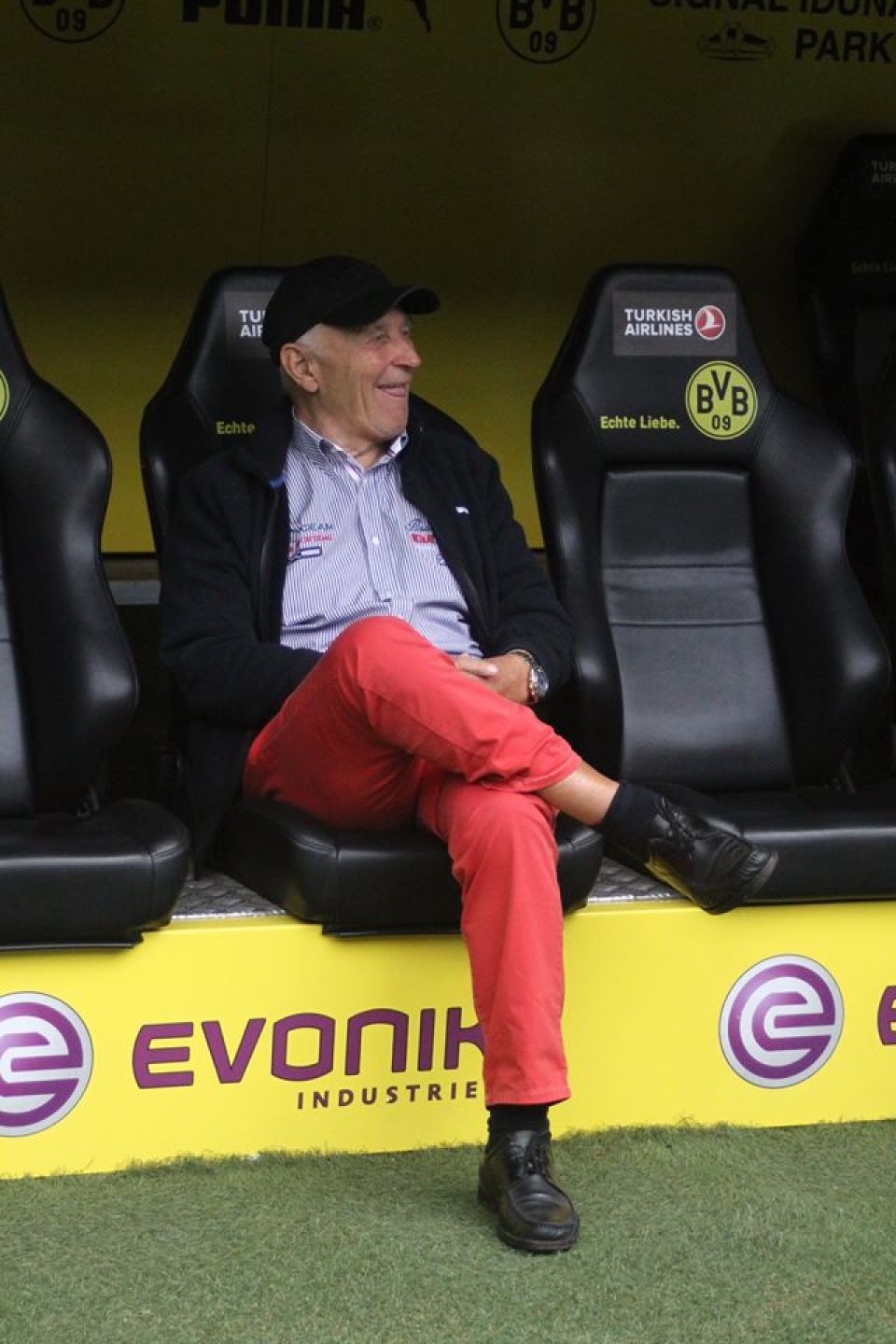 "Borussia ist mein Leben." BVB-Legende Aki Schmidt feiert seinen 80 ...